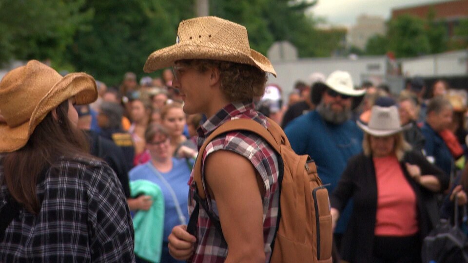 Des amateurs de country et de Morgan Wallen furieux contre le YQM ...