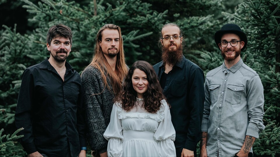 Le groupe FLEURS en prestation musicale