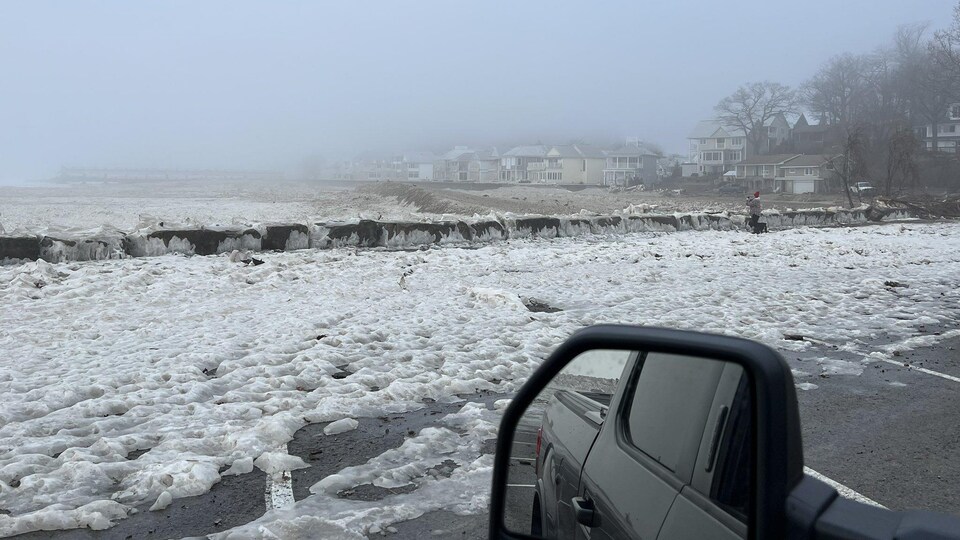 Une semaine après la tempête, les maisons près du lac Érié sont ...