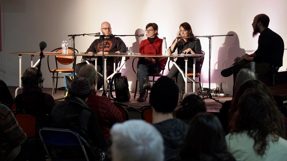 Des citoyens réunis pour discuter de l’avenir du terrain de l’aréna ...