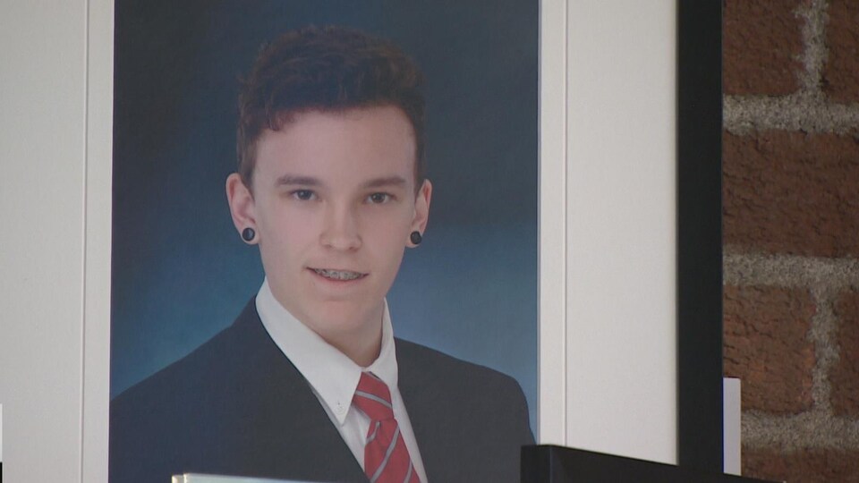 Après le décès de leur fils, des parents font la guerre aux drogues de ...