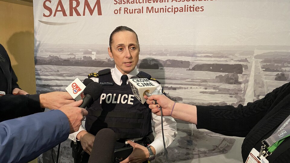 Rhonda Blackmore remet en question les ressources allouées au nouveau ...