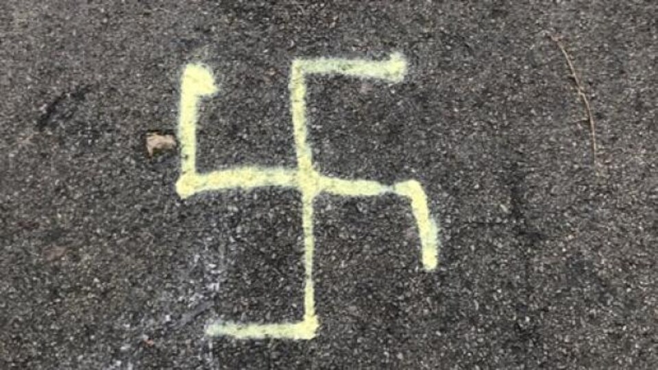 Croix gammée peinte sur un sentier à Hamilton | Radio-Canada.ca