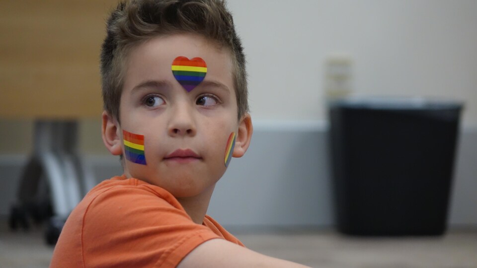 La communauté LGBTQ racontée aux enfants par une drag queen