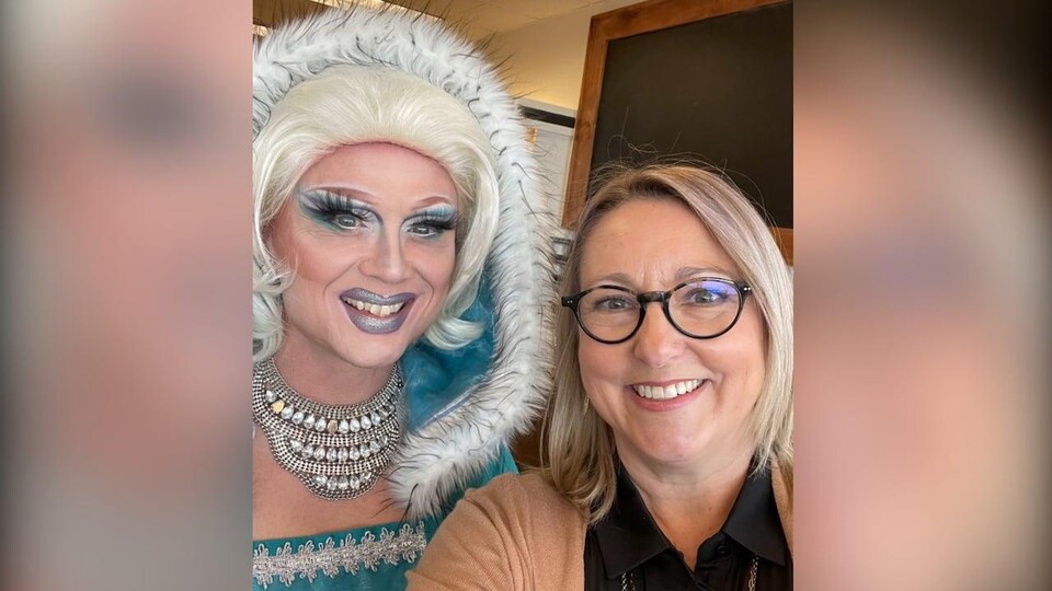 Une heure du conte avec une drag queen maintenue à Sarnia malgré les ...