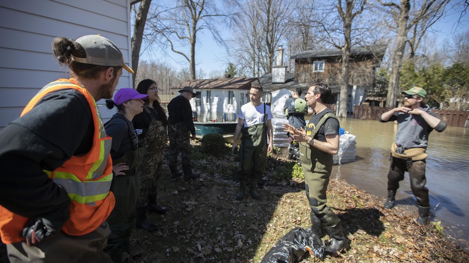 Un barrage de solidarité devant les inondations à l'île Mercier | ICI ...