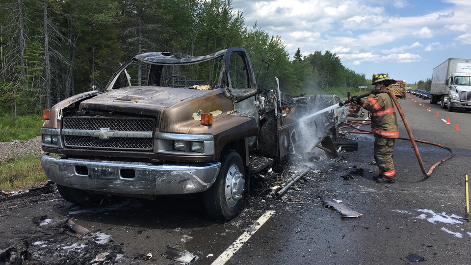 Un véhicule s'enflamme sur l'autoroute 11 | ICI Radio-Canada.ca