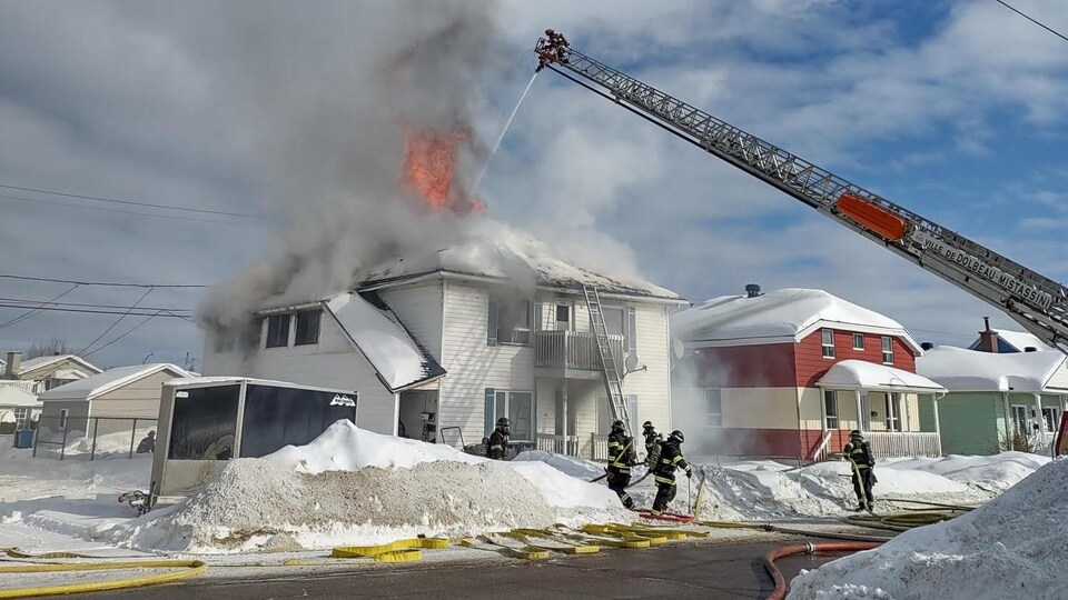 Un incendie ravage un immeuble de logements à Dolbeau-Mistassini ...
