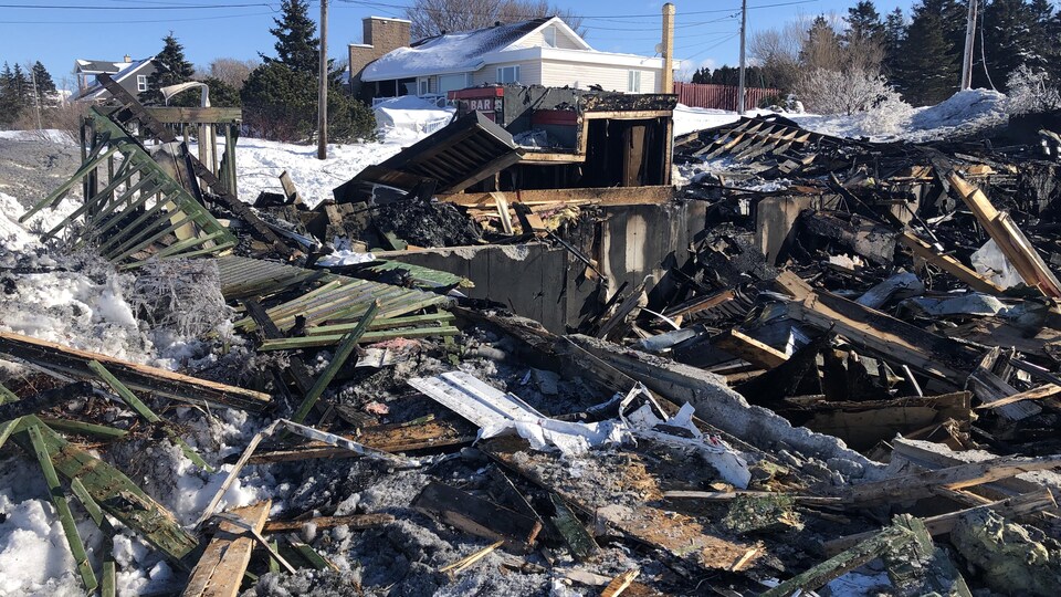 Un incendie ravage le motel Le Beach à Matane | Radio-Canada.ca