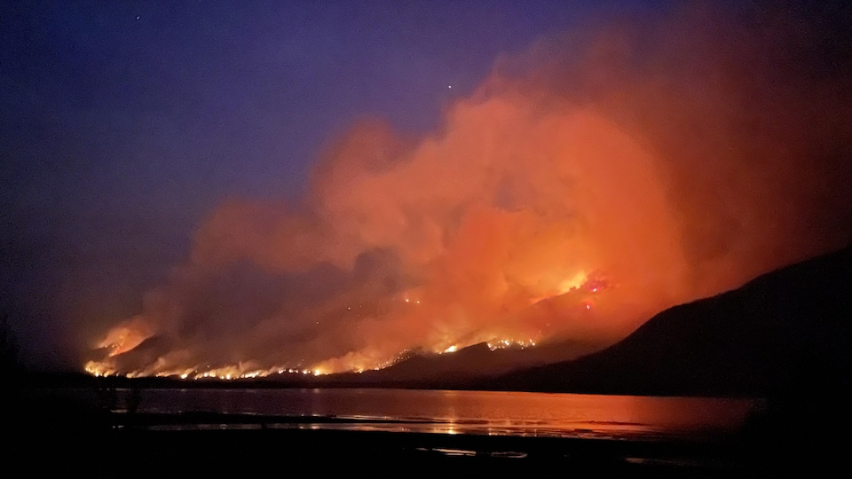 Le feu de forêt dans le parc national Jasper a pris de l’ampleur ...