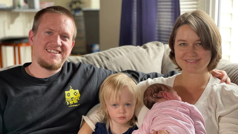 Un couple d’Halifax met au monde leur fille dans leur voiture | Radio ...