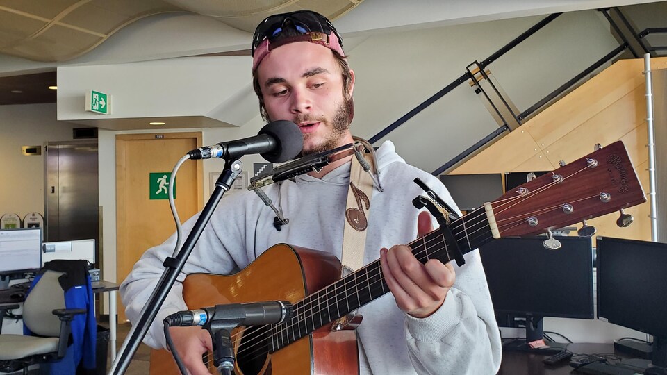 Le Néo-Écossais Jacques Surette en tournée musicale avec Route d'Artistes