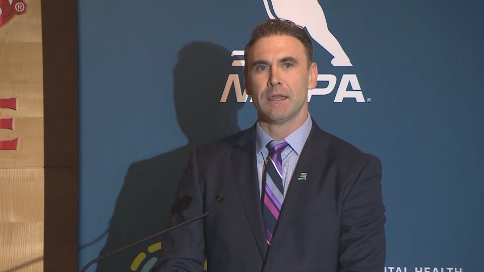 Mieux encadrer la santé mentale dans la LNH : Entrevue avec Sylvain Guimond