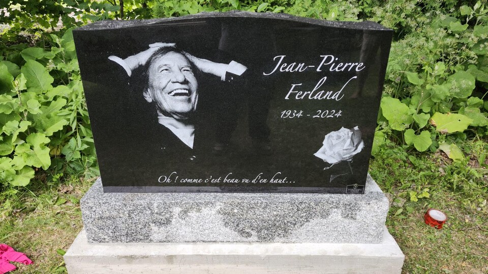 La pierre tombale de Jean-Pierre Ferland réalisée par une entreprise abitibienne