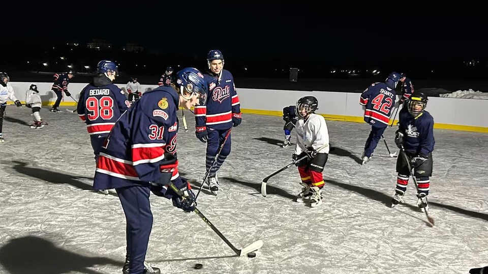 Les Pats de Regina surprennent des jeunes en venant jouer avec eux près ...