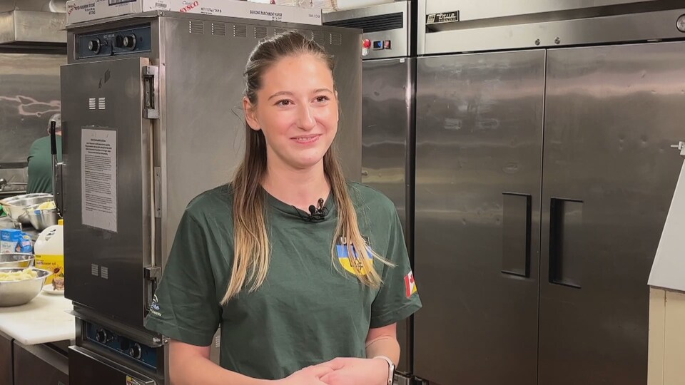 Un chef ouvre la cuisine de son restaurant à un programme d’insertion ...