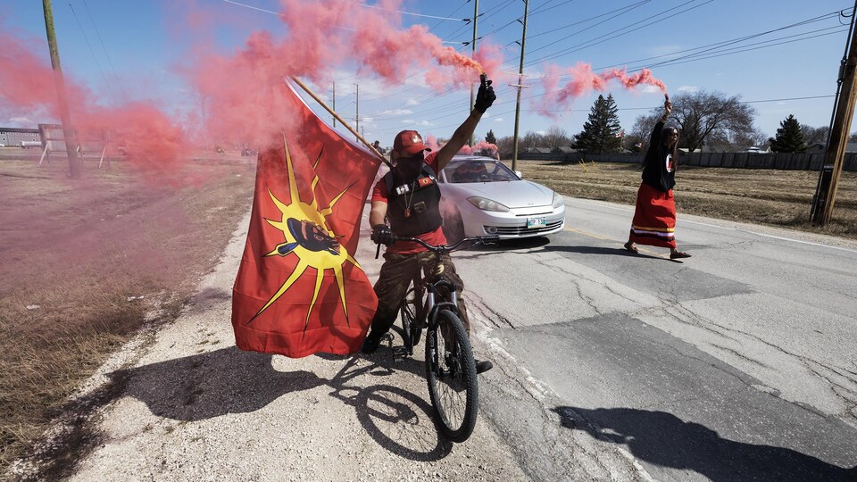Des centaines de personnes soulignent la Journée de la robe rouge à ...