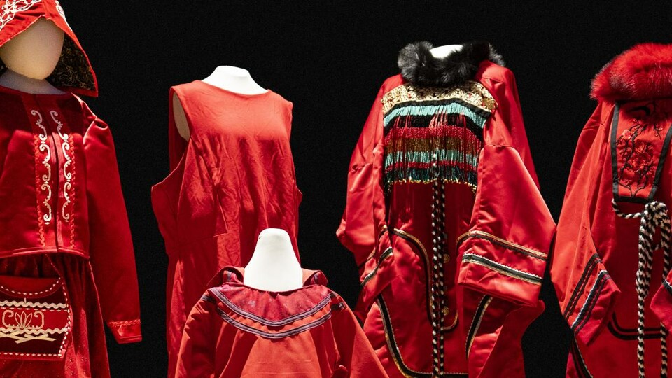 Des centaines de personnes soulignent la Journée de la robe rouge à ...