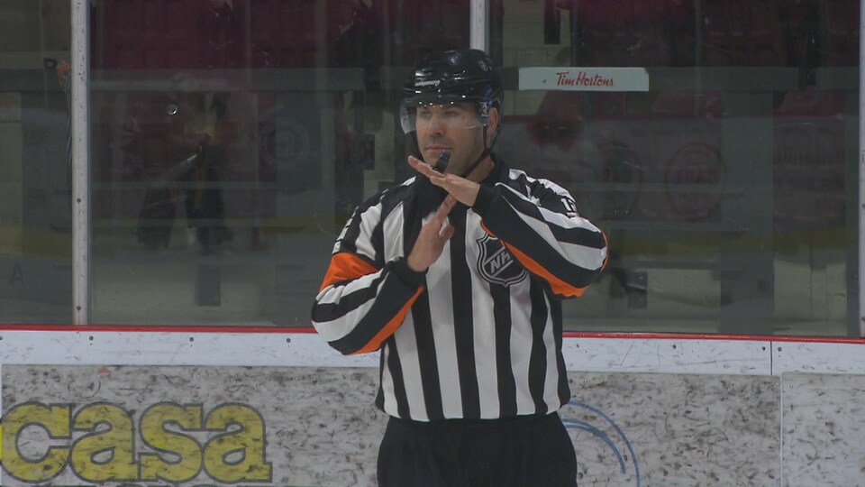 Un 1000 e match pour l’arbitre Justin Saint-Pierre | Radio-Canada.ca