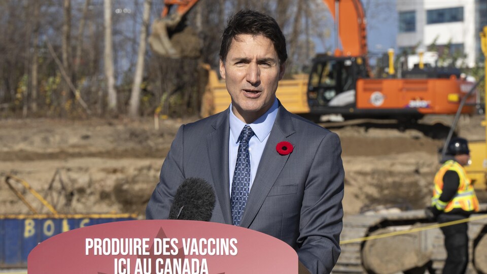 Justin Trudeau visite le site de la nouvelle usine de Moderna à Laval | Coronavirus | Radio ...