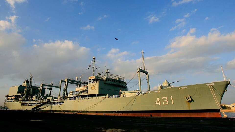 Le plus imposant navire de la Marine iranienne prend feu | Radio-Canada.ca