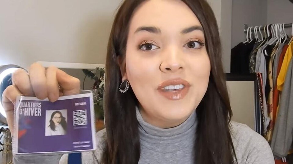 Quartiers d'hiver dans l'oeil et la caméra de la youtubeuse Khate Lessard