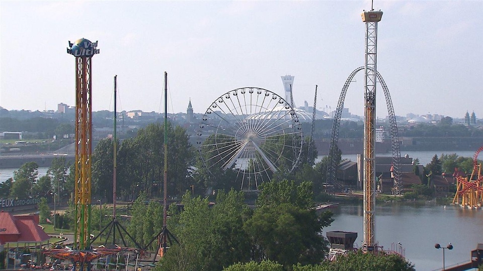 Le parc d'attractions La Ronde a ouvert ses portes | Radio-Canada.ca
