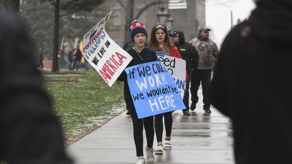 Au Michigan, le mouvement libertarien rage contre le confinement ...