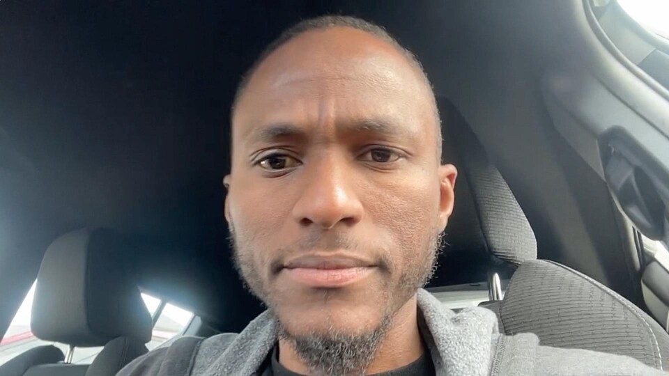 Homme noir menotté par erreur : une vidéo virale indigne Mamadi Fara ...