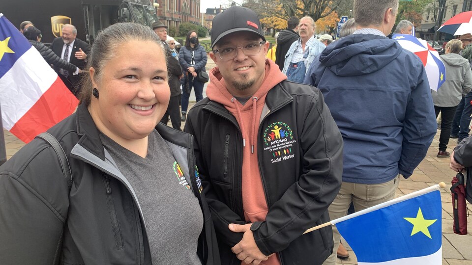 Acadiens et Autochtones unis lors d’un tintamarre en marge du discours ...
