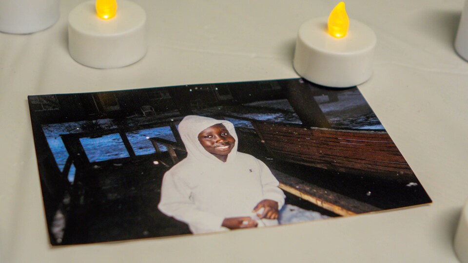 Les proches honorent la mémoire de la victime de la fusillade de la rue ...