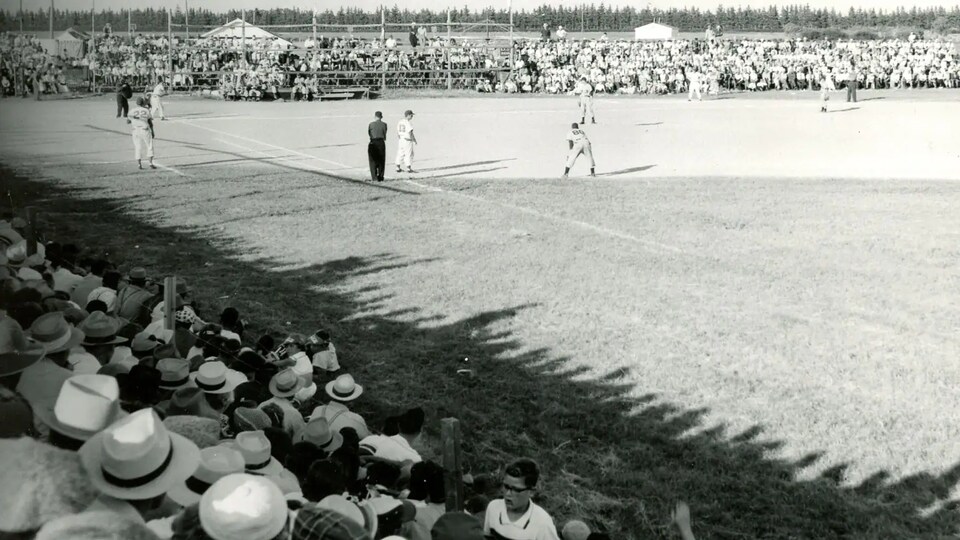 Une équipe de baseball de joueurs noirs honorée près de 70 ans après ...