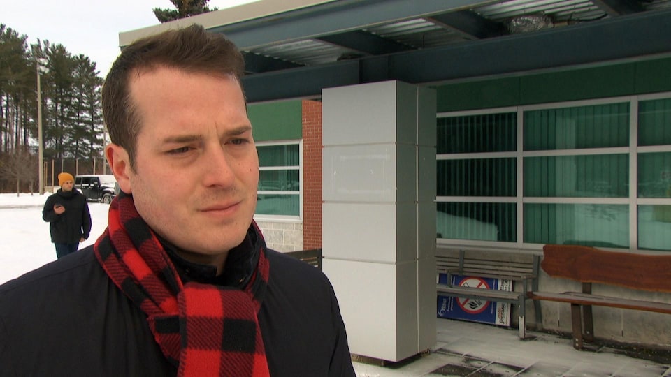 Mathieu Fleury s'oppose à un immeube de l'Armée du Salut à Vanier