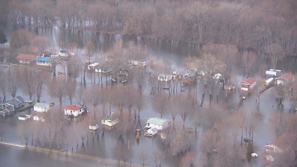 Les inondations vues des airs en Mauricie et au Centre-du-Québec | Crue ...