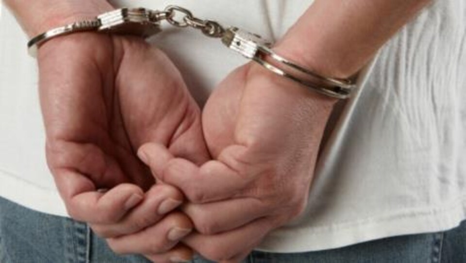 Menotter les jeunes délinquants est dommageable, selon le défenseur de ...