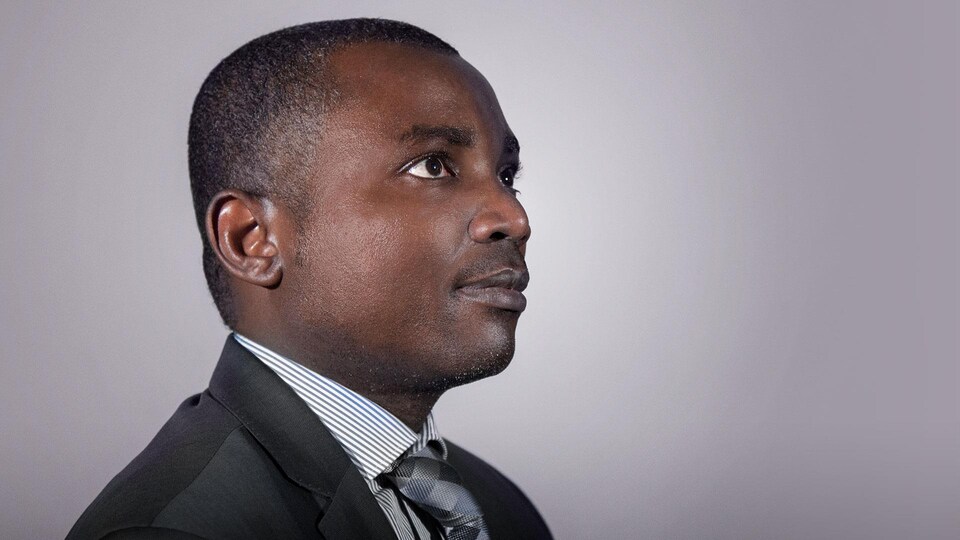 Noir, la couleur de la réussite : la bonne humeur de Michel Kangolingoli Kasongo