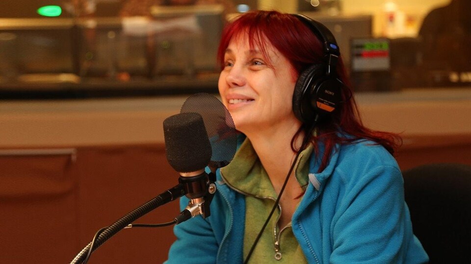 Chloé Sainte-Marie interprète une chanson écrite par des élèves de Sept ...