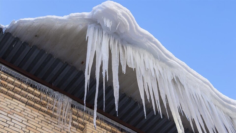 Éviter la formation de glace ou l'accumulation de neige en bordure de toits