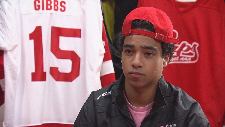 Après deux fractures en un an, un jeune hockeyeur remonte la pente | Radio-Canada.ca