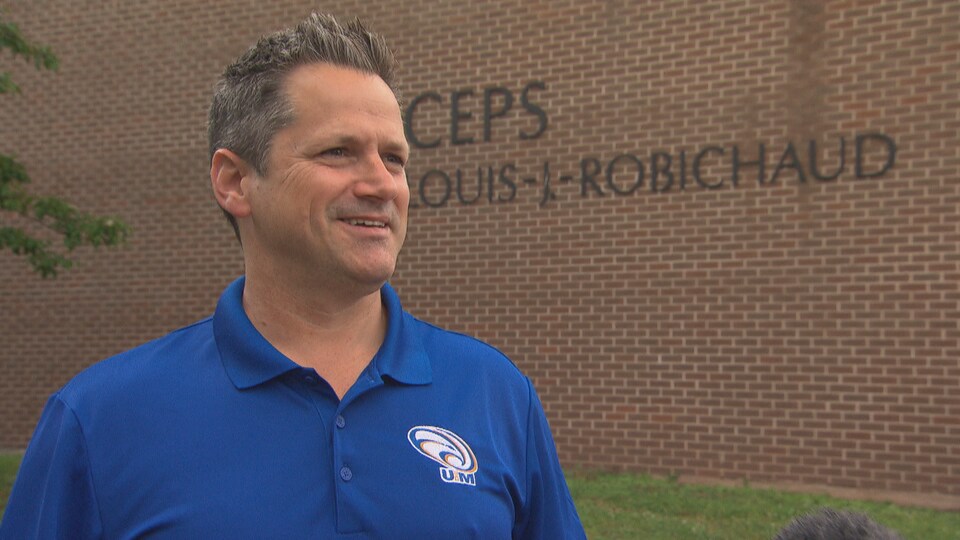 Derek Cormier devient le nouvel entraîneur-chef des Aigles Bleus au hockey masculin | Radio ...