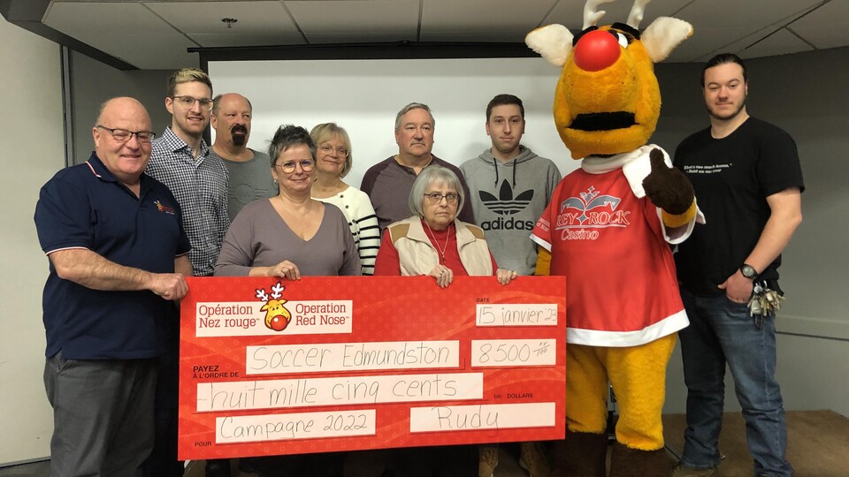 Opération Nez rouge fait un don de 8500 $ à Soccer Edmundston | Radio-Canada.ca