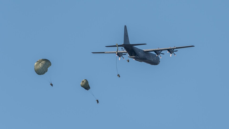 Des parachutistes dans le ciel de la Jacques-Cartier | Radio-Canada.ca