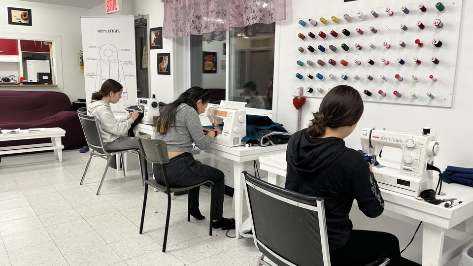 À Kuujjuaq, des apprenties couturières perpétuent la fabrication ...