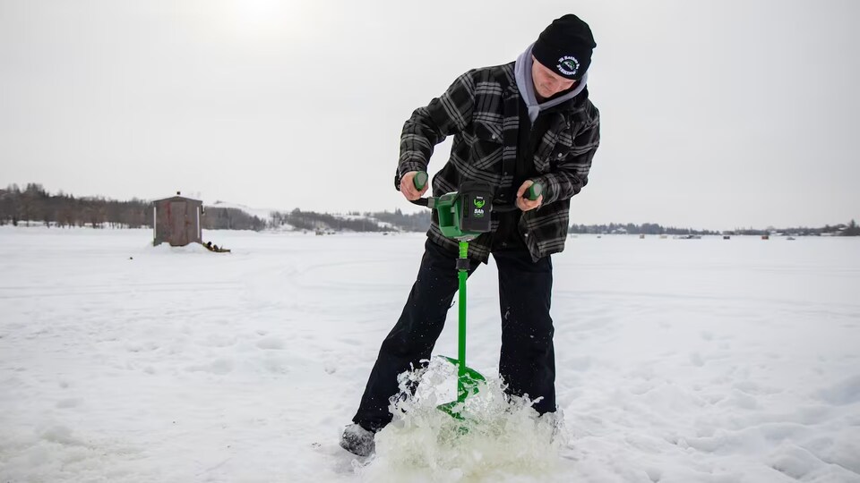 La pêche sur glace, un plaisir retrouvé chaque hiver par de nombreux ...
