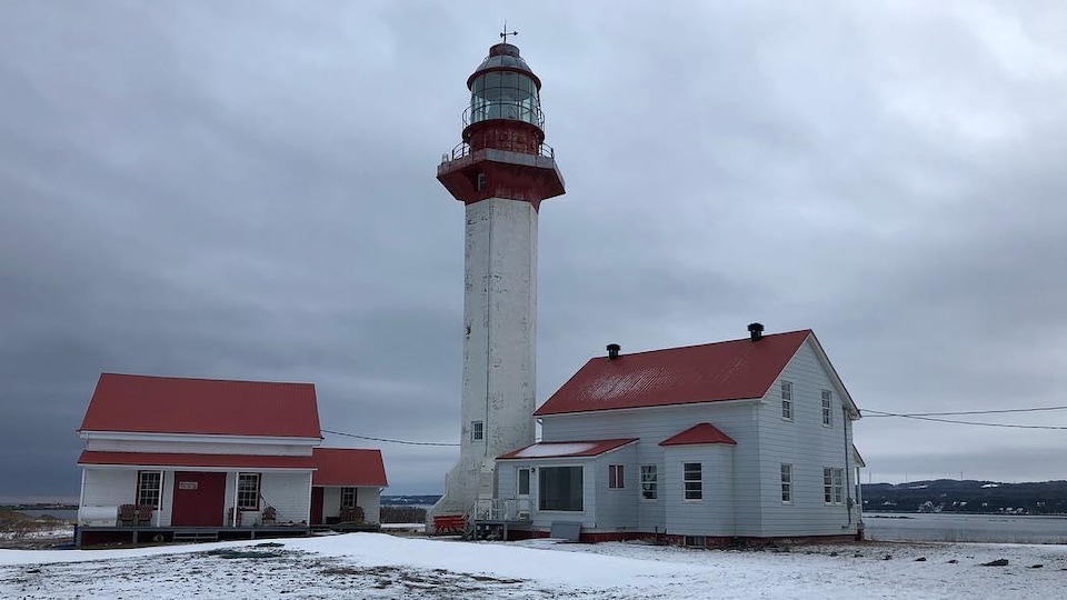 Patrimoine : une seconde vie pour le phare de Métis-sur-Mer | ICI Radio ...