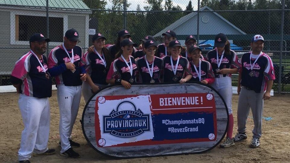 Des filles sur le podium d’un championnat masculin de baseball | Radio ...