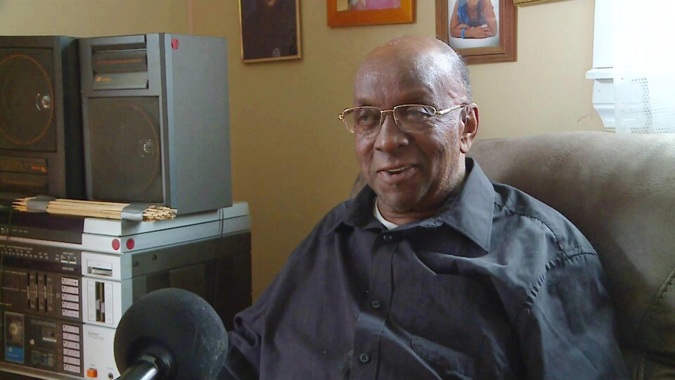 En souvenir de son épouse, il conserve le même poinsettia depuis 26 ans ...