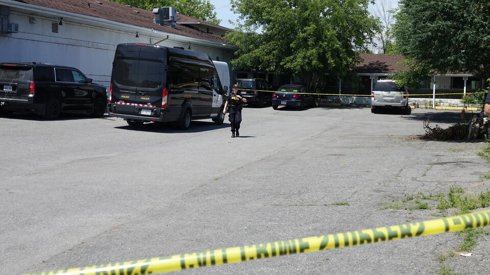 La police a arrêté un homme armé et dangereux, recherché à la suite d ...