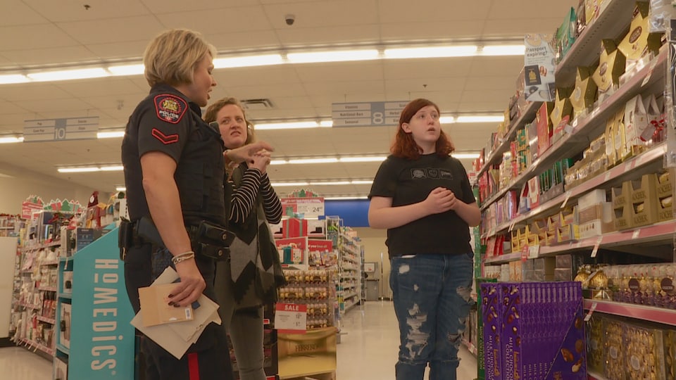 Des policiers de Calgary accompagnent des adolescents dans leur ...