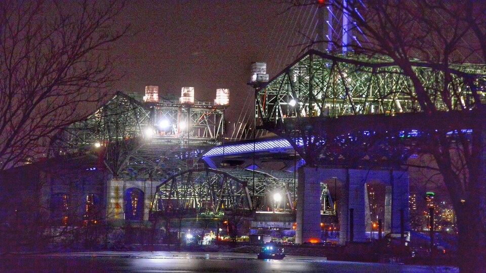 La travée centrale de l’ancien pont Champlain est retirée | Radio-Canada.ca